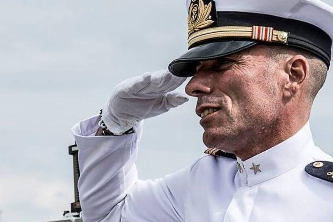 L'ufficiale della Capitaneria di Porto di Napoli Paolo Fedele passa da ...