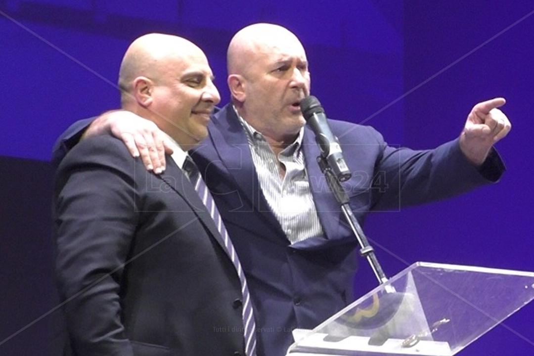 «Un uomo normale guarda il c... a una donna», pioggia di polemiche su ...