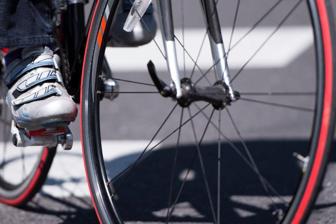 Multato perché attraversa in bici sulle strisce pedonali, deve pagare ...