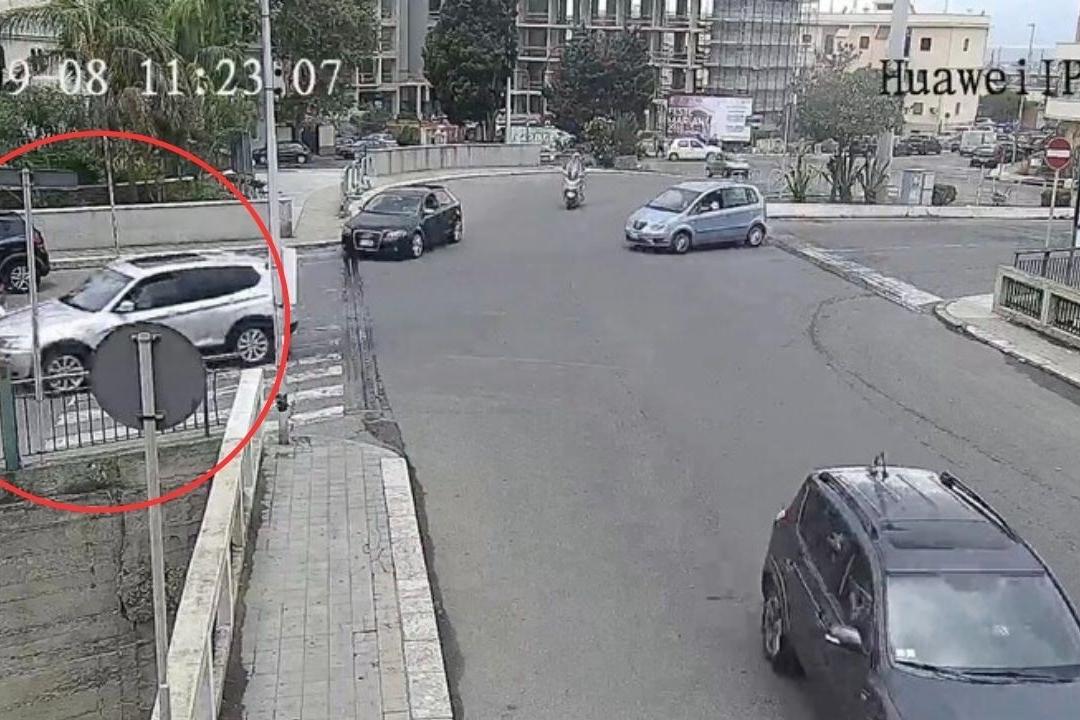 Incidenti a Reggio: mamma con due bimbi travolta sulle strisce e 24enne ...