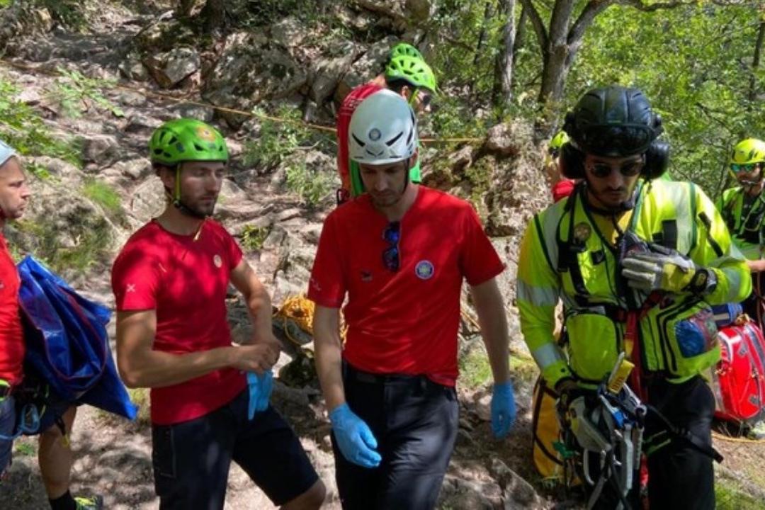 Bolzano, ventenne muore precipitando nel bosco dopo un lancio con la ...