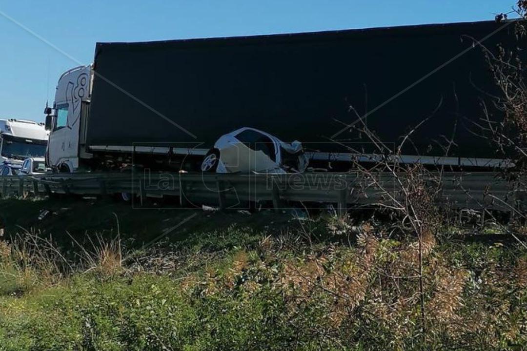 Incidente sulla statale 106 a Villapiana, muore una 35enne nello ...