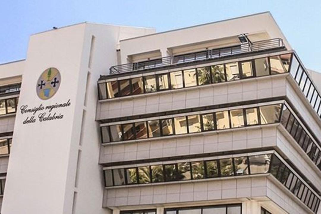 Il consigliere supplente costerà ai calabresi 400mila euro l’anno: ecco ... Il consigliere supplente costerà ai calabresi 400mila euro l’anno: ecco ...
