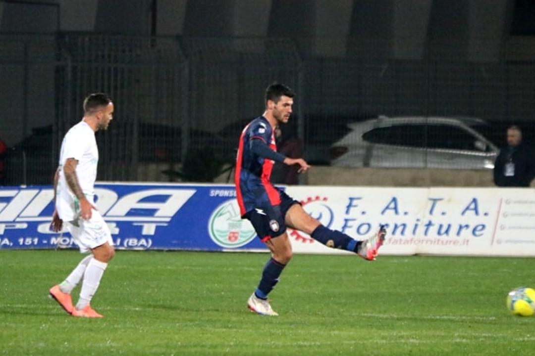 Il Crotone liquida il Monopoli e continua a inseguire il Catanzaro: i ...