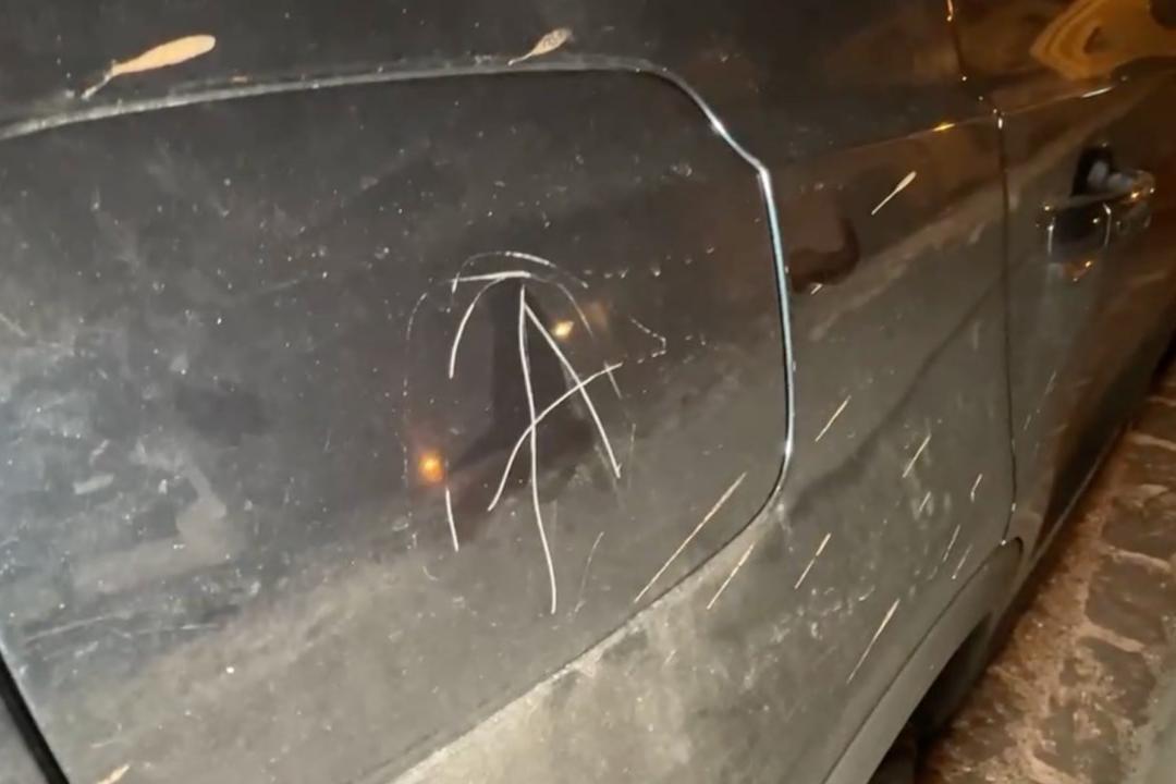 Vandali in azione a Corigliano Rossano, scritta anarchica incisa sull ... Vandali in azione a Corigliano Rossano, scritta anarchica incisa sull ...