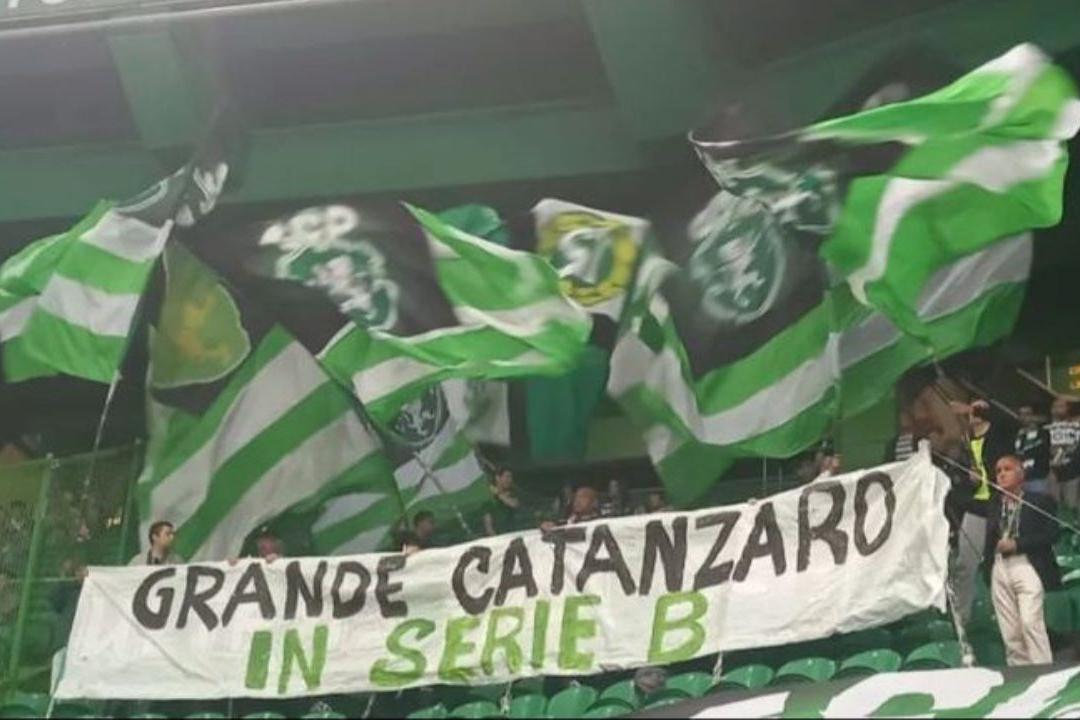 “Grande Catanzaro in Serie B”: lo striscione esposto della Torcida ...