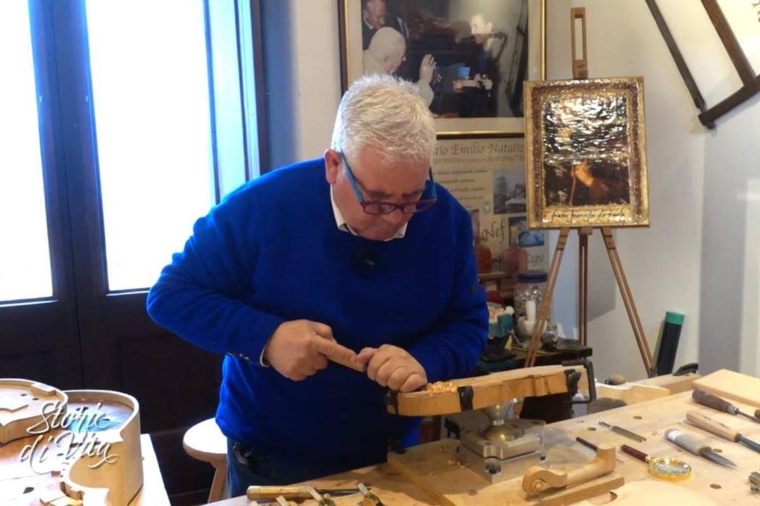 L’arte del maestro liutaio Emilio Natalizio questa sera a Storie di Vita