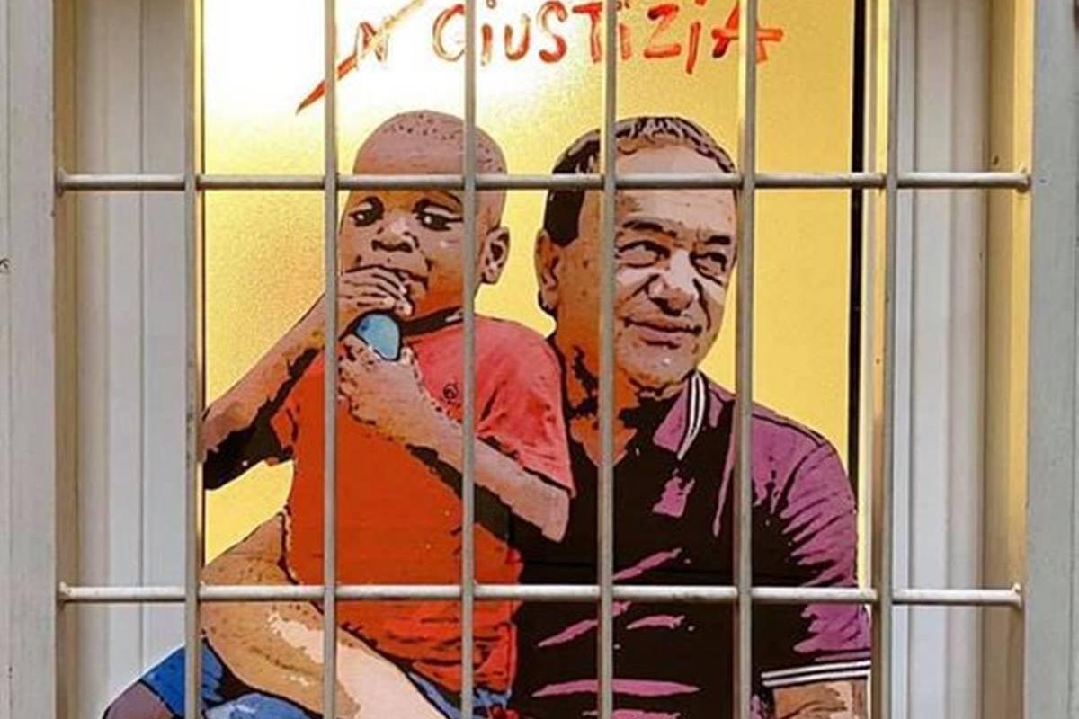 Lucano dietro le sbarre con un piccolo migrante in braccio: la nuova ...