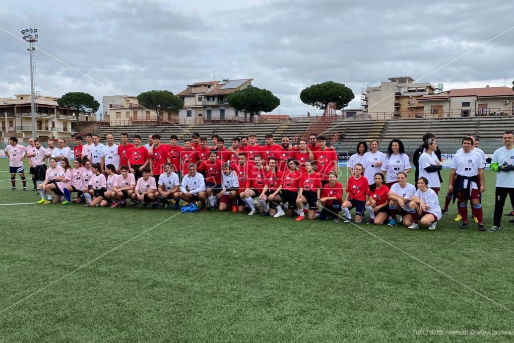 Locri, un calcio alla violenza sulle donne. In campo avvocati, medici e ...