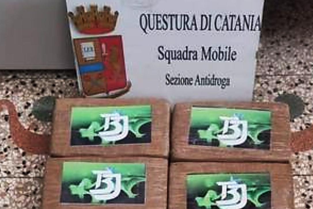 In auto con 8 chili di cocaina, 64enne calabrese arrestato a Catania