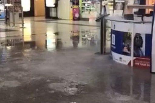 “Piove” nell’aeroporto, il video dello scalo allagato