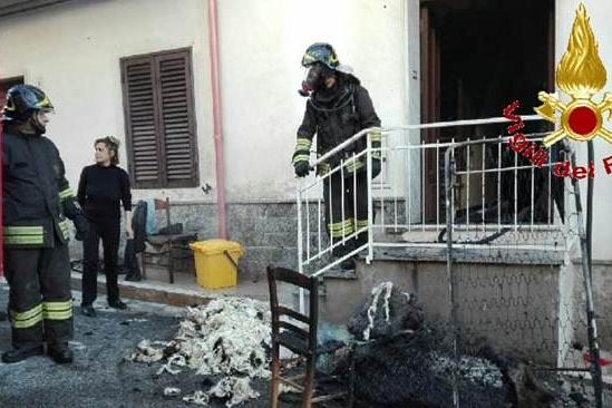 Incendio in una casa di San Calogero, ferito anziano