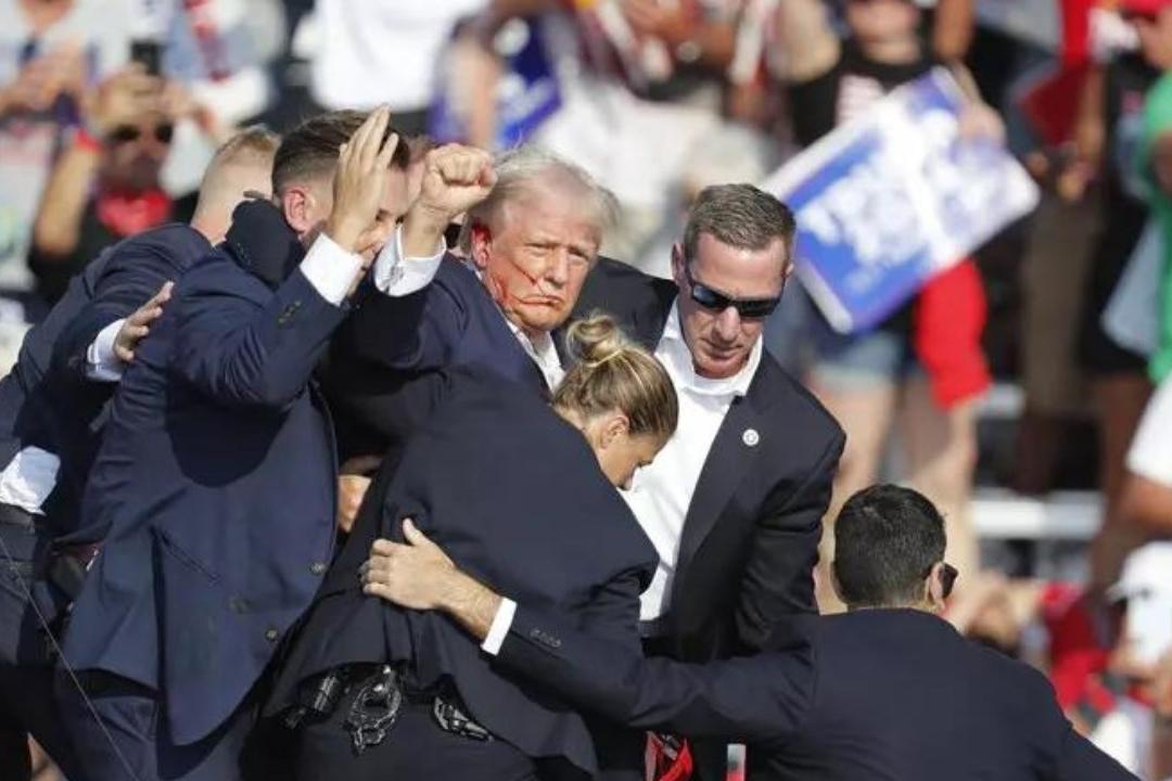 Trump ferito a un orecchio da spari a un comizio in Pennsylvania,