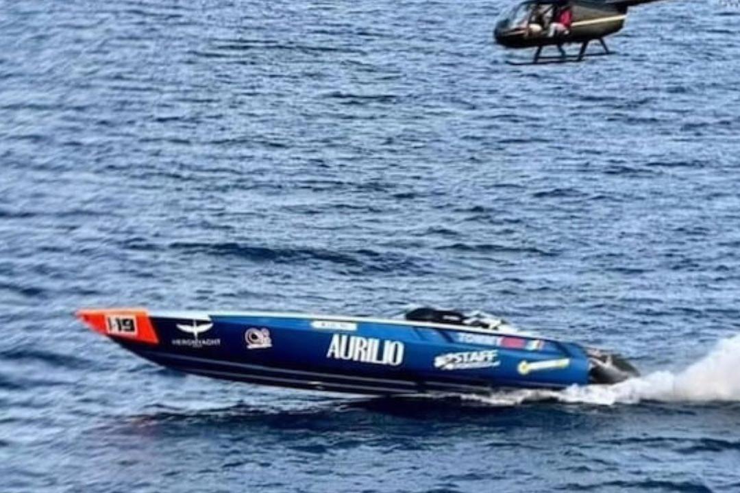 Il calabrese Claudio Gullo vola sull'acqua da Napoli a Capri e ...