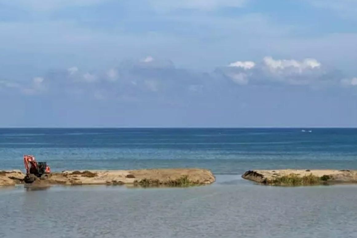 Crotone, avviata la pulizia della foce del fiume Esaro ostruita da ...