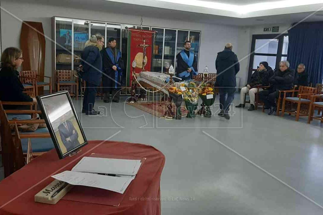 In tanti alla camera ardente del docente Vittorio Daniele all ...