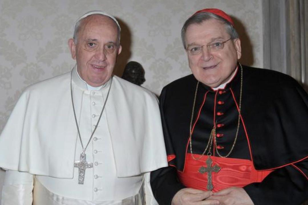 Raymond Burke, il cardinale dello strascico da 12 metri che Trump ...