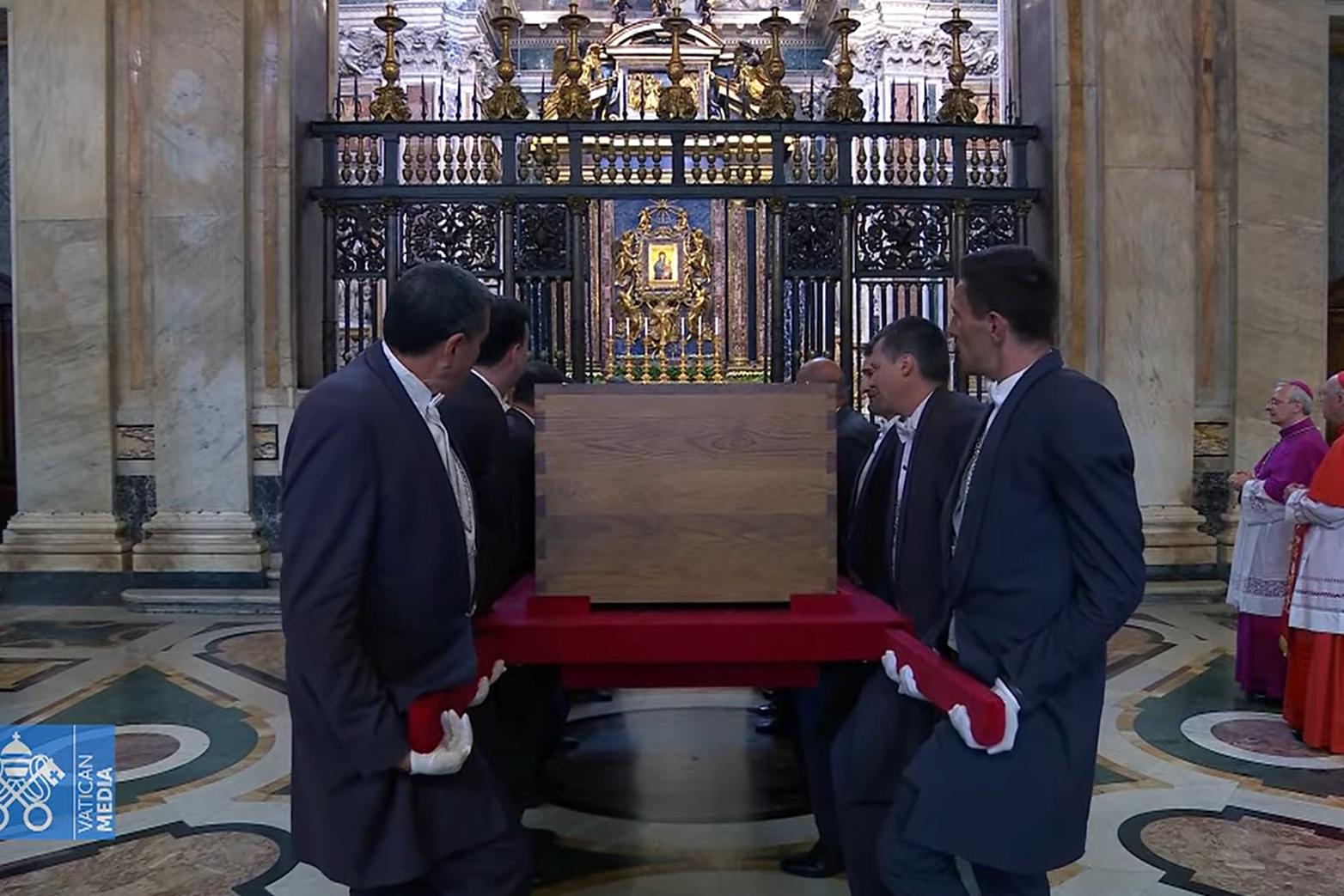 I funerali di Papa Francesco, dall’alba un fiume di fedeli a San Pietro ...