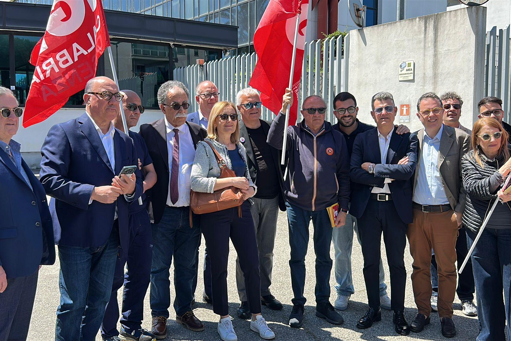 Referendum, Sandro Ruotolo e il Pd protestano davanti alla sede Rai di ...