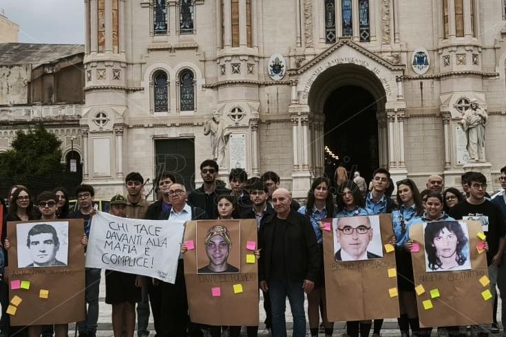 A Reggio la marcia per le vittime di mafia dimenticate, il padre di un ...