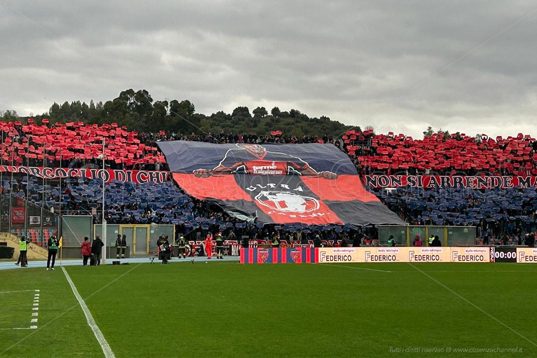 Cosenza-Catanzaro, la Coreografia della Curva Nord | FOTO