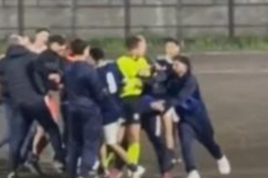 Calcio giovanile sotto shock: arbitro 19enne aggredito a calci e pugni ...