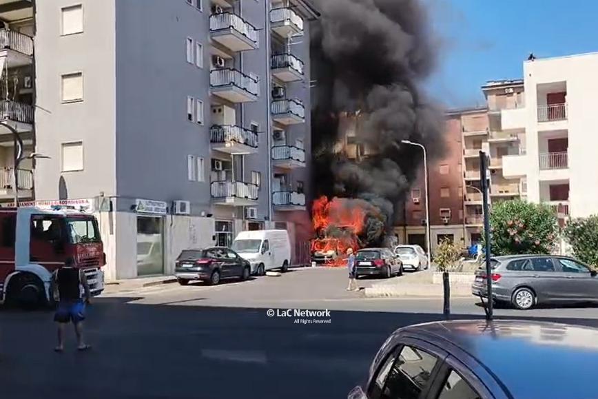 Rossano, incendio coinvolge un furgone e le fiamme lambiscono una palazzina