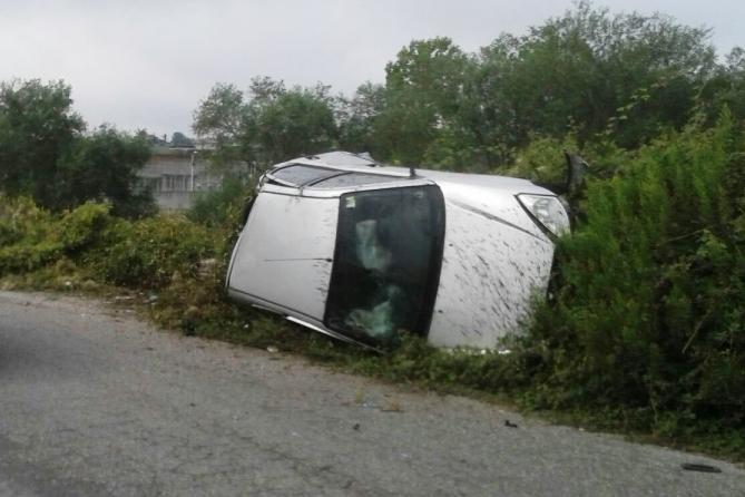 Sbanda per evitare buca sull'asfalto: auto fuori strada a Moderata durant