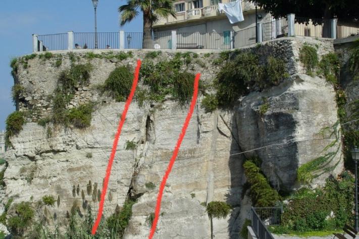 Crolli a Tropea, il geologo dell'Unical Fabio Ietto: «Anche piazza ...