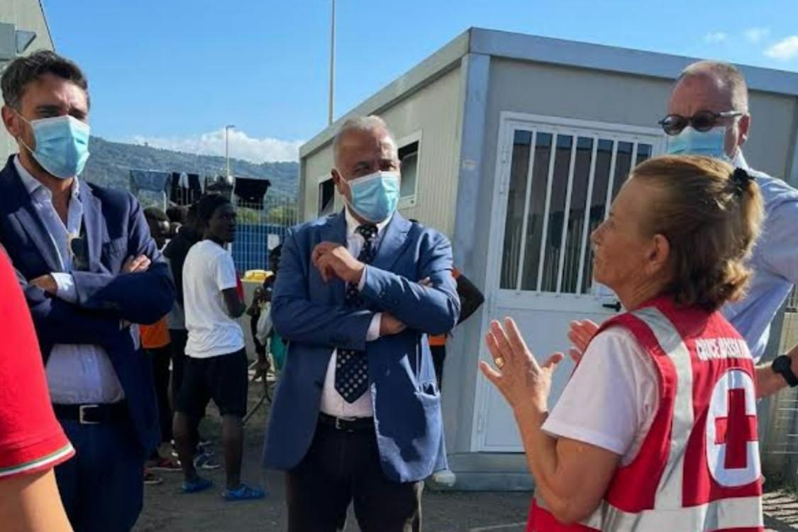 Vibo: gli esponenti Pd Irto, Bevacqua e Mammoliti in visita all’hotspot ...