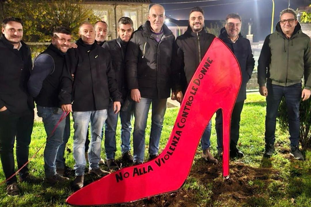 Serra San Bruno, una scarpa rossa gigante contro la violenza sulle donne