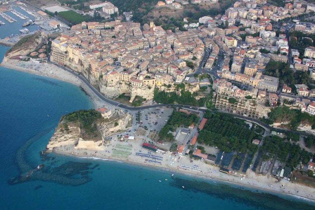 Tropea si prepara al primo boom di presenze dell'anno: Ztl attiva da ...