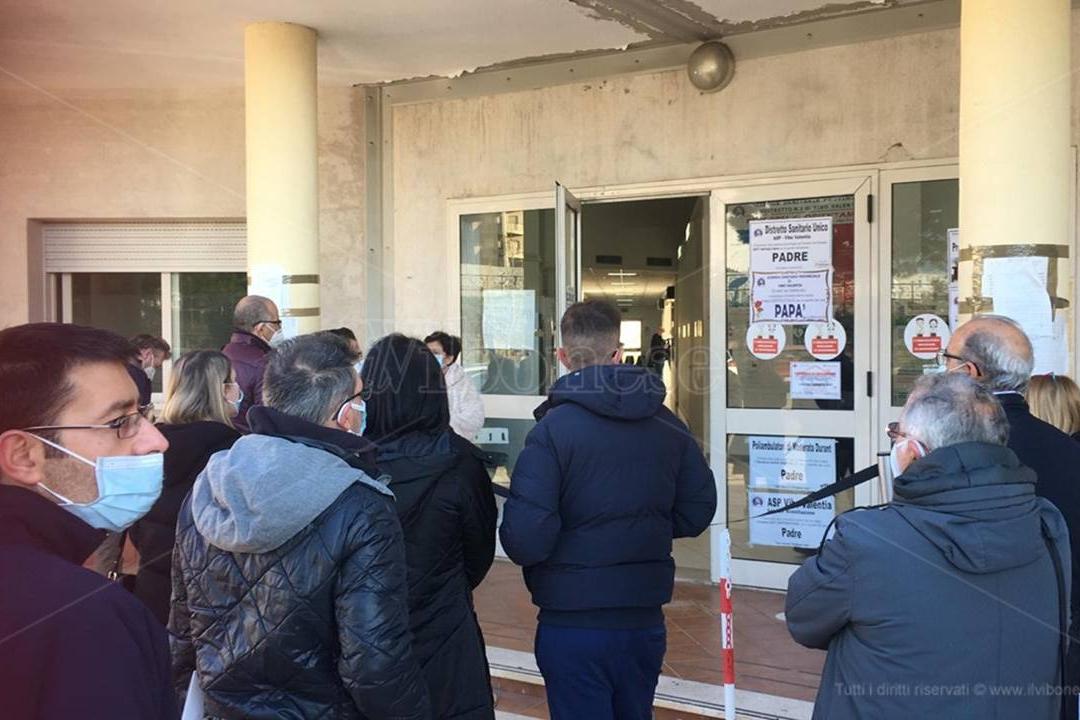 In fila come dal salumiere (ma dall’alba): la sanità vibonese da… Striscia