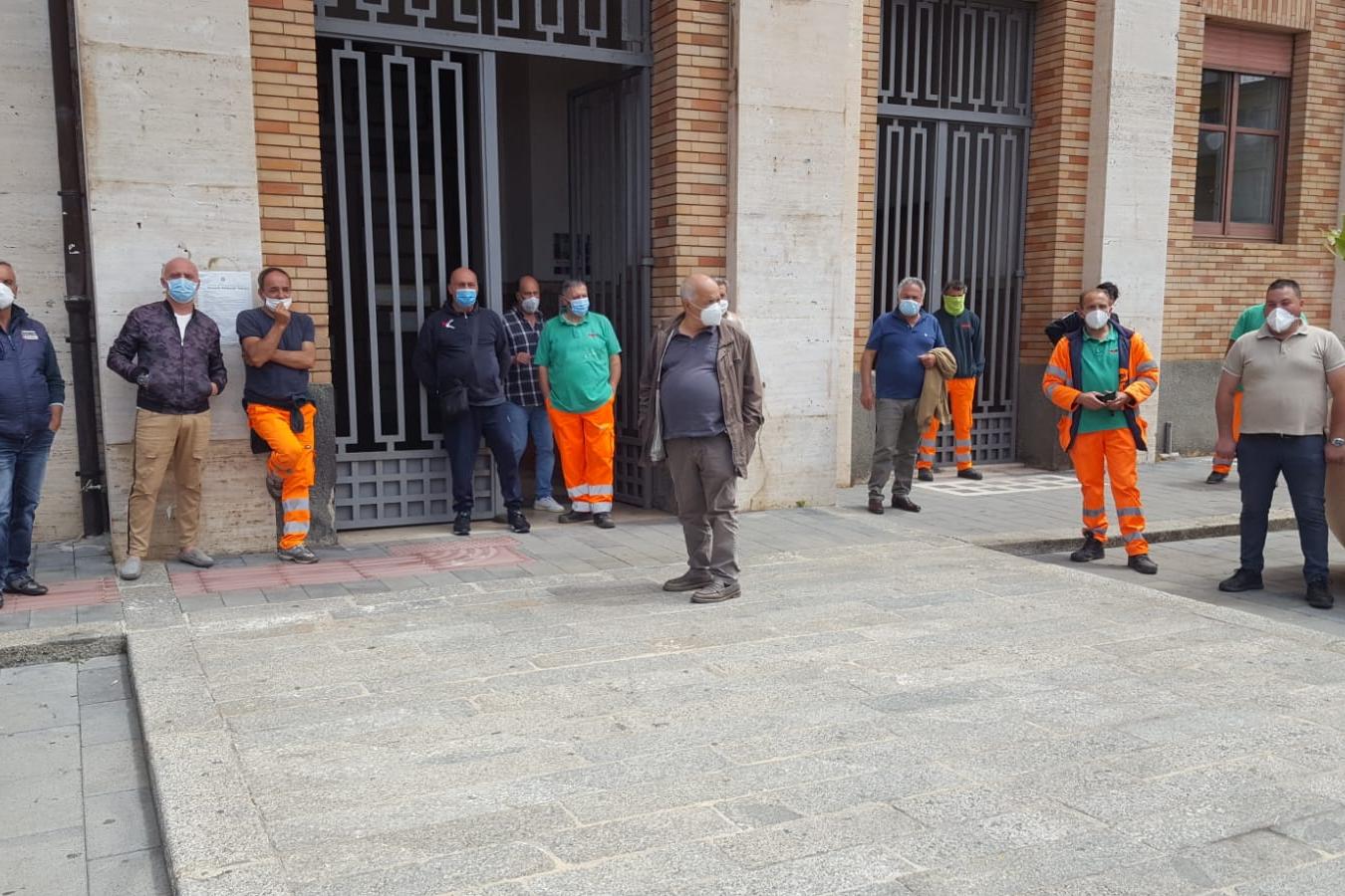 Rifiuti, operai in municipio: chiesto l’aumento delle ore di lavoro