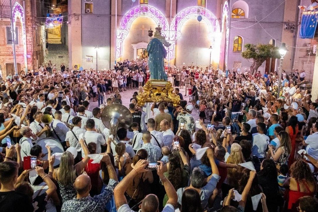 Pizzoni, la corona della Madonna cade durante la processione e colpisce ...