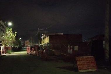 Strada al buio da due anni, il Comune: «Non ci sono lampadine»