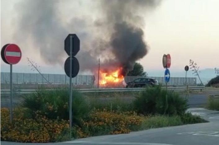 Roccella, a fuoco auto con impianto a gas: illeso il conducente