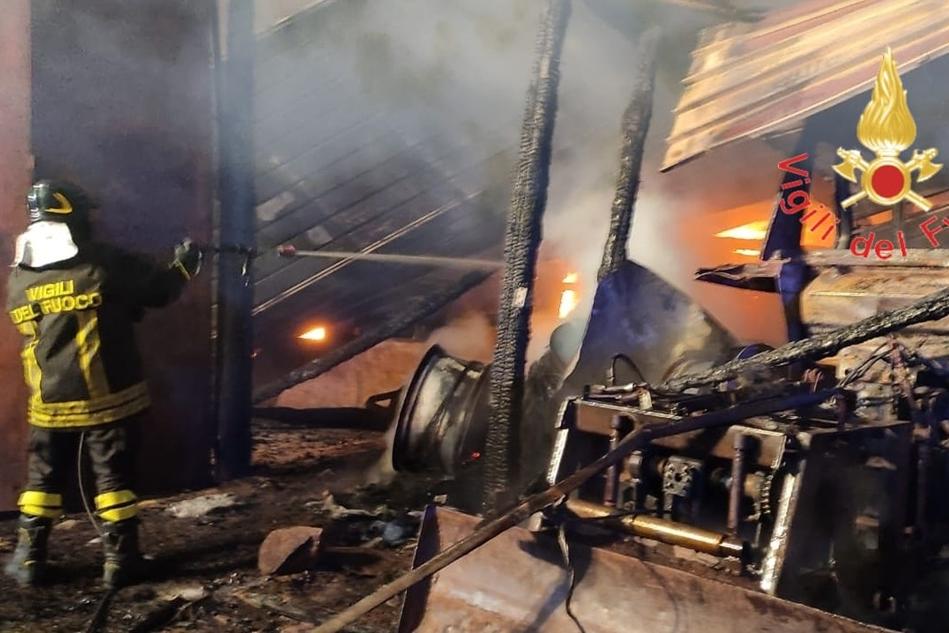 San Pietro di Caridà, incendio in un capannone agricolo: danni a ...