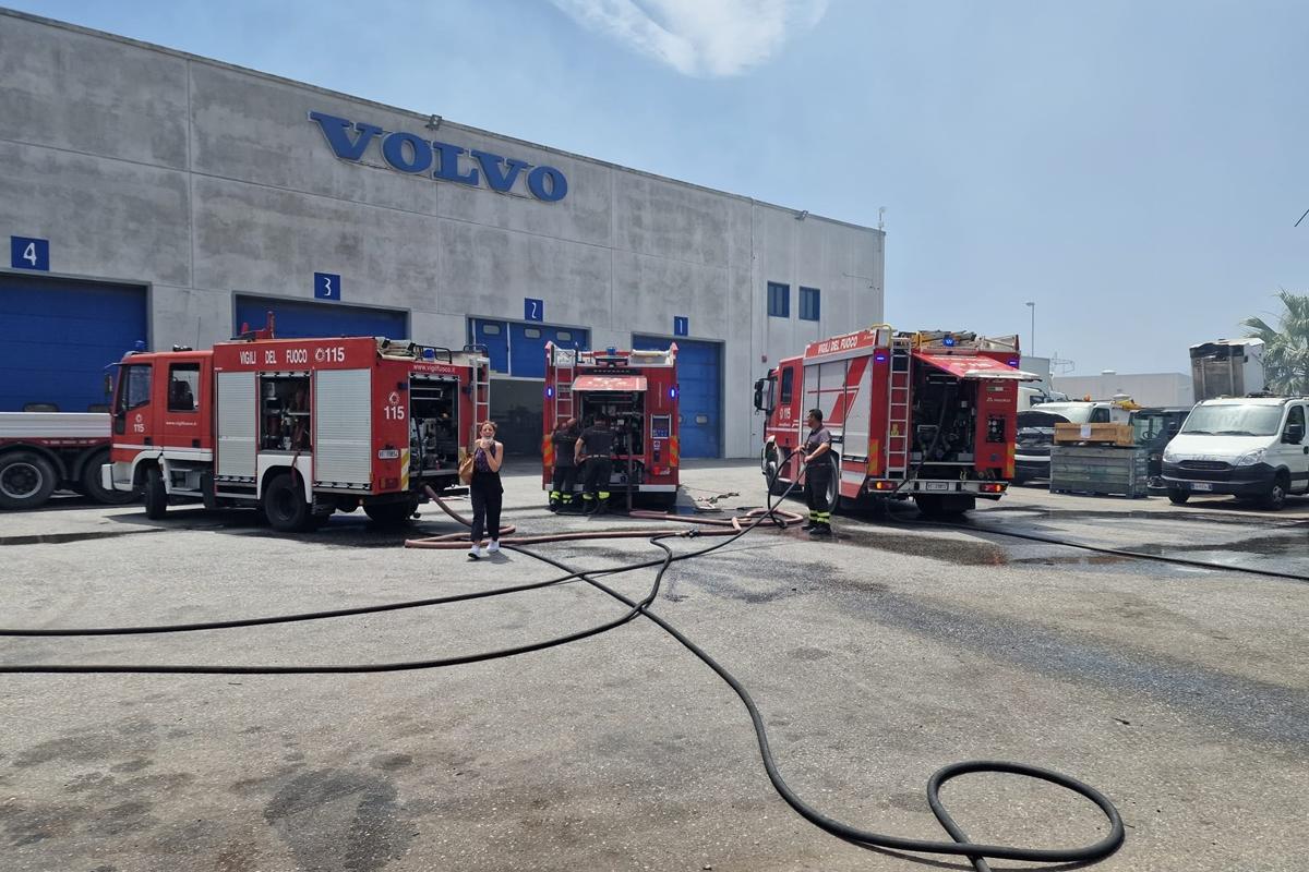 Campo Calabro, incendio avvolge l'officina Volvo: Vigili del fuoco in ...