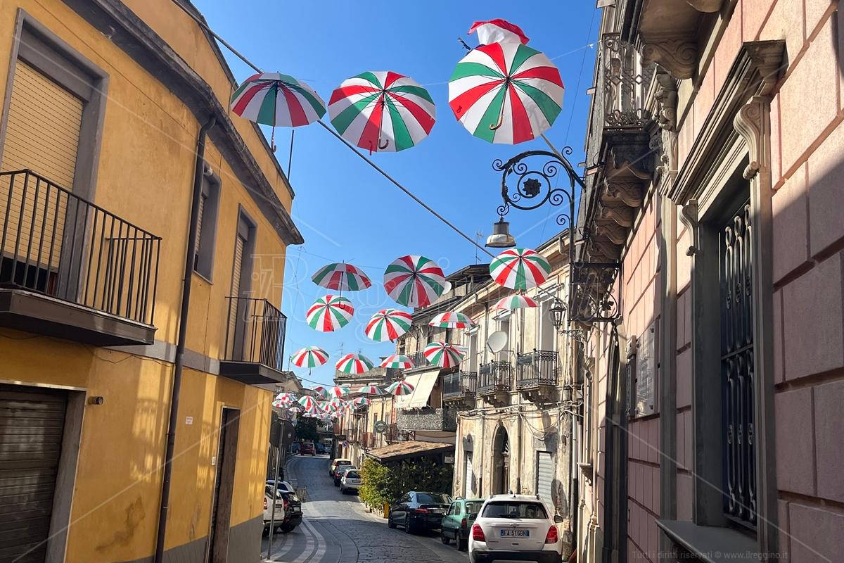 A Varapodio ombrelli tricolori “sventolano” su via Umberto I - FOTO e VIDEO