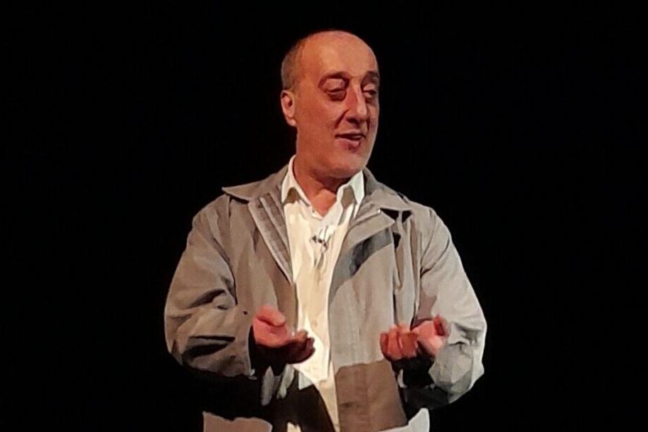 Locri al Teatro: travolgente il monologo “Come un granello di sabbia ...