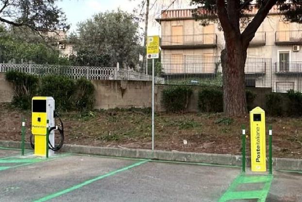 Poste italiane, installate a Roccella Jonica due colonnine per la ...