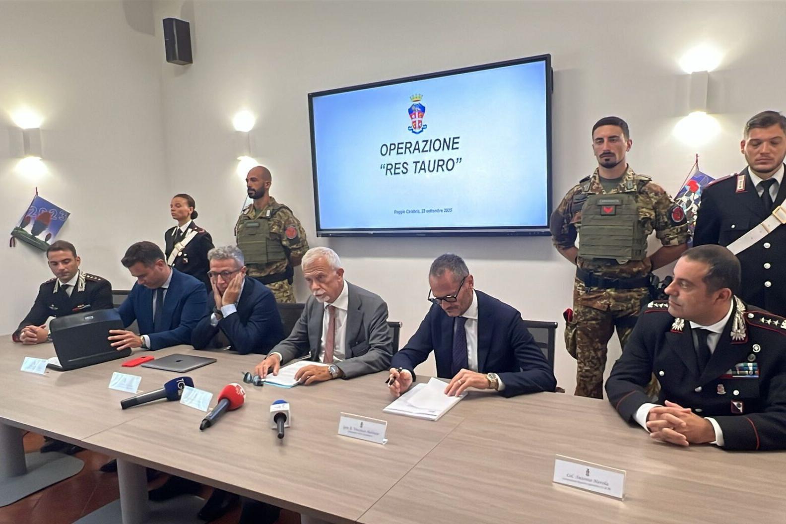 Armi, estorsioni e riciclaggio, l'operazione "Res Tauro" colpisce i Piromalli: in manette il ...