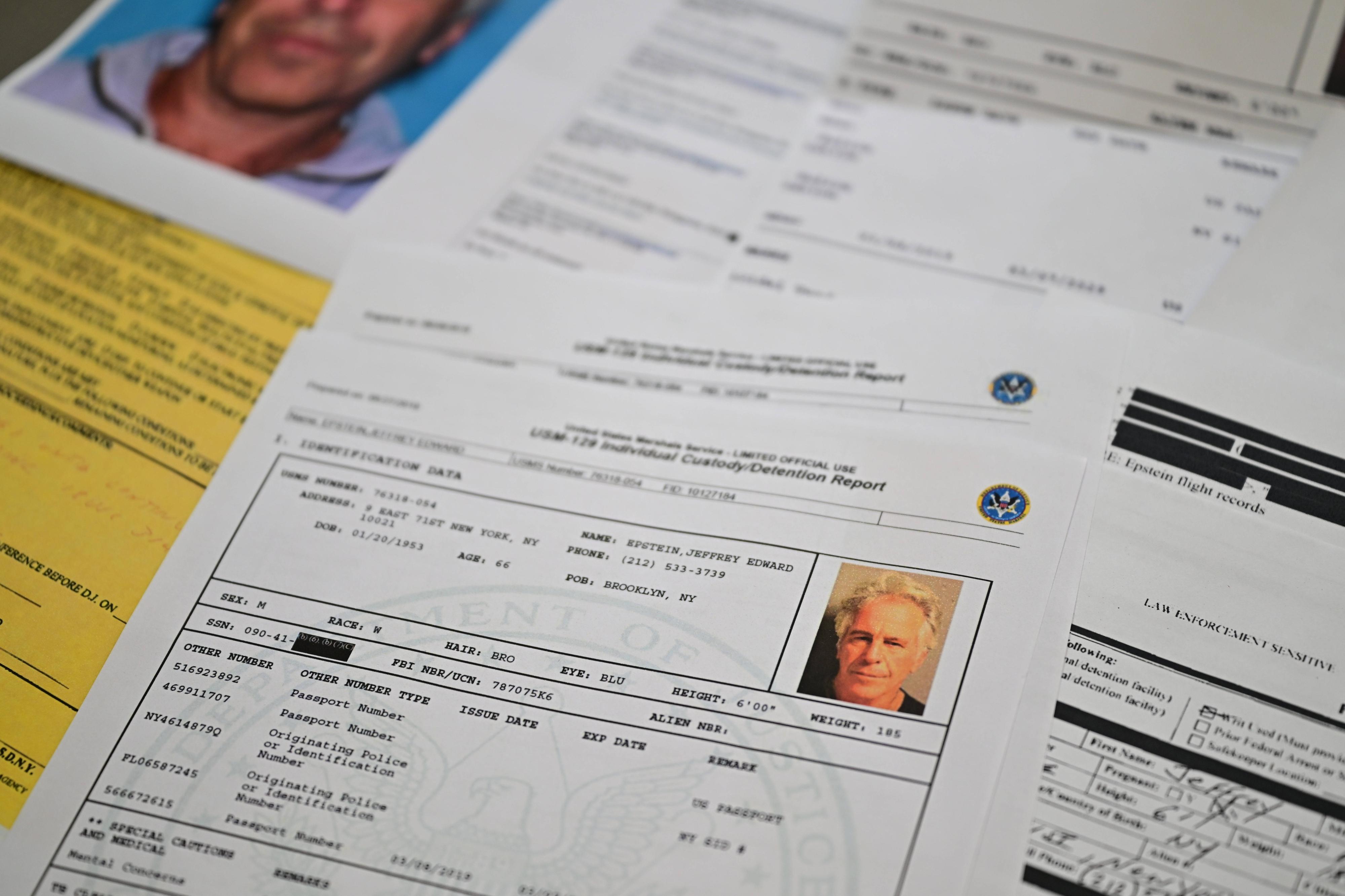 Jeffrey Epstein, il mistero si riapre: un uomo in arancione davanti ...