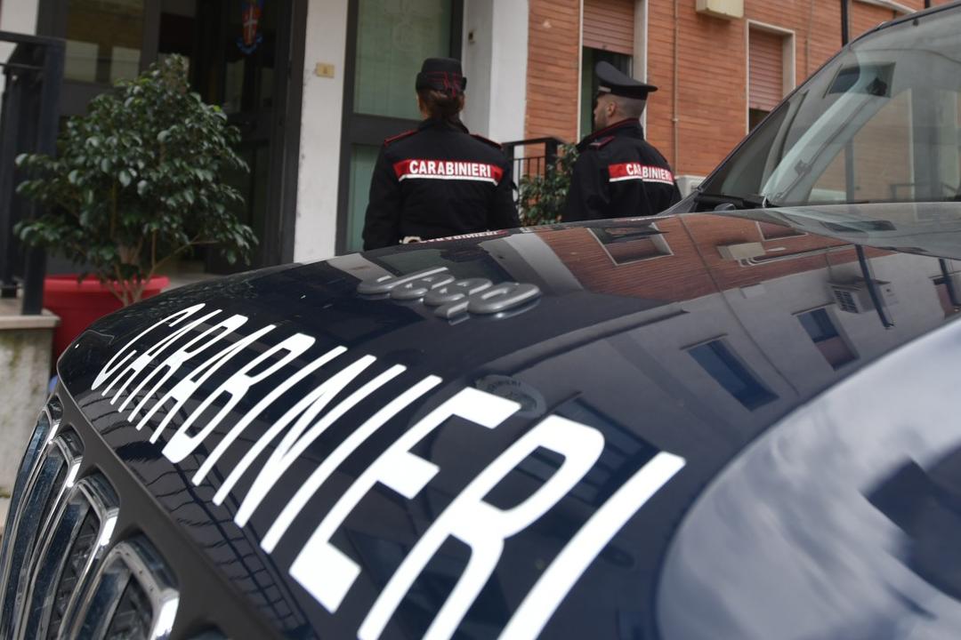 Maltratta i genitori per problemi di denaro, arrestato un uomo nel ...