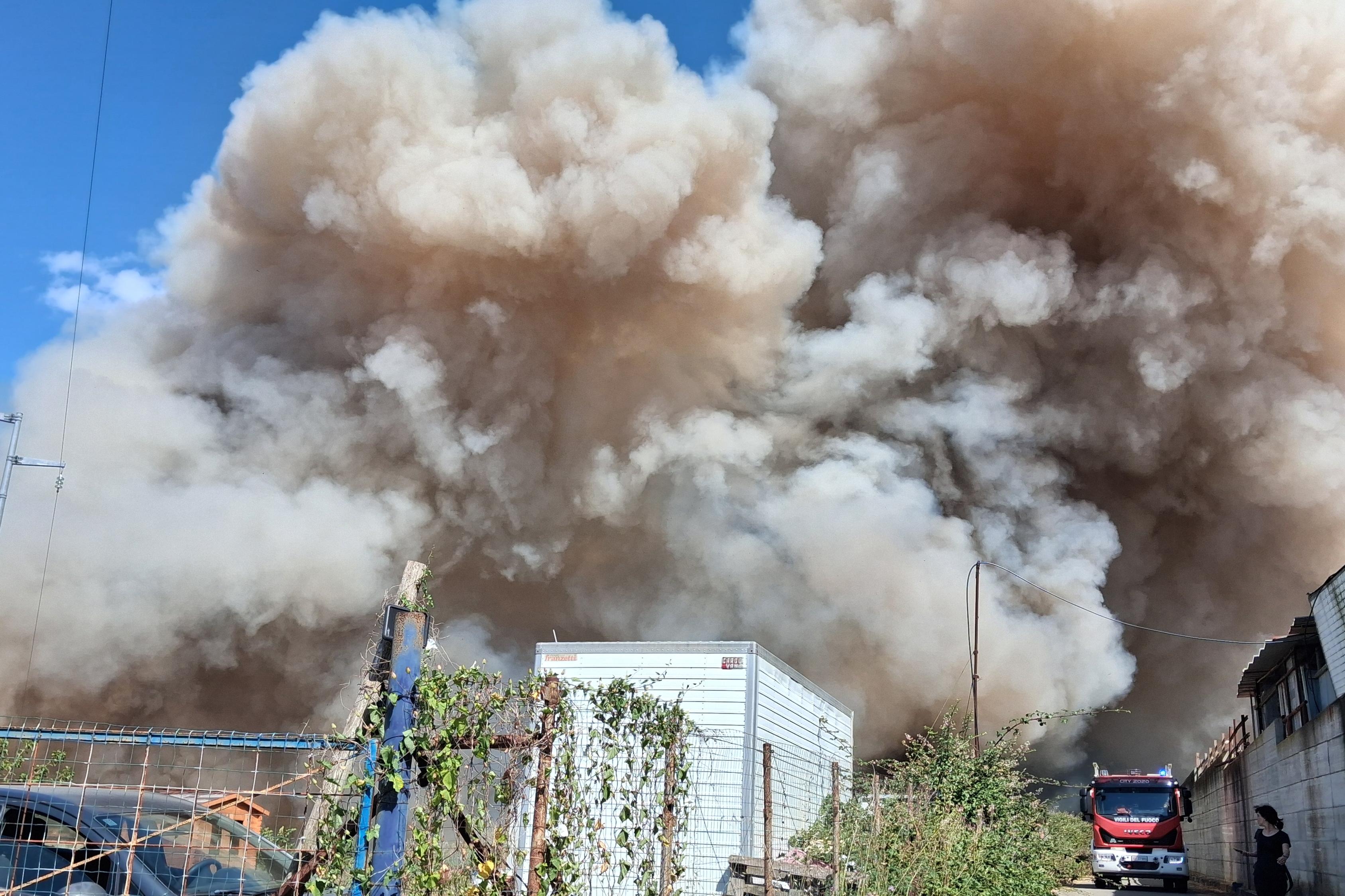 Vibo, grosso incendio nella zona industriale raggiunge il rifugio per ...